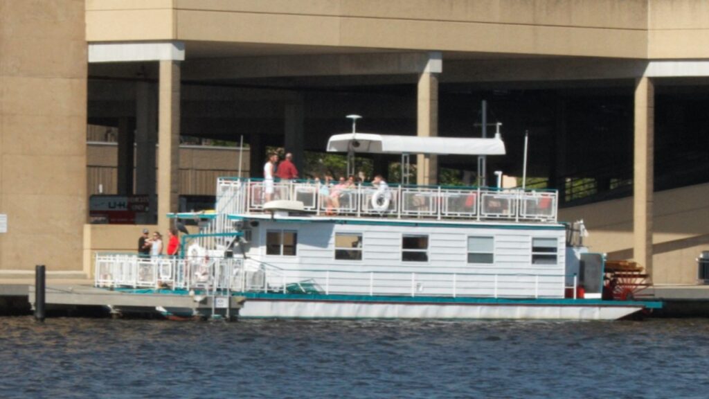 Arrest made in hit-and-run boat crash near Oshkosh - Kaukauna Community ...